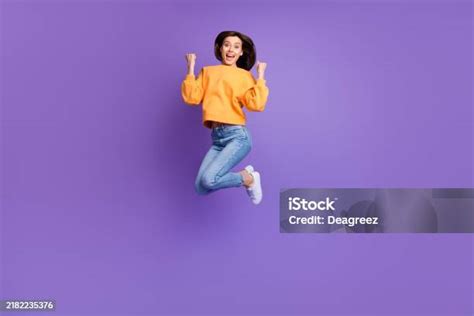 매력적인 미친 점퍼 여자의 전체 크기 사진 활동적인 스포티한 주먹 최대 축하 만세 승리 마침내 결과 보라색 배경에 고립 된 결과 20 24세에 대한 스톡 사진 및 기타