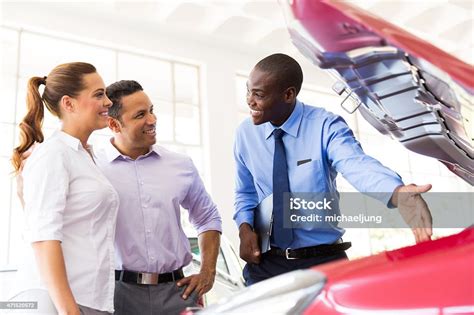 중유럽식 칠레식 차량 중개상 표시중 커플입니다 새로운 자동차 엔진 2015년에 대한 스톡 사진 및 기타 이미지 2015년 거래자 고객 Istock