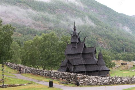 노르웨이 전통교회 노르웨이인들이 마을단위로 만든 소규모 전통 교회다 나무로 만들었고 특히 못을 전혀 사용하지 않고 만든 것이 특징이다 자연과 잘 어우러지고