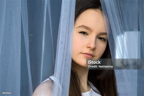 Potret Gadis Remaja Cantik Di Kamera Foto Stok Unduh Gambar Sekarang