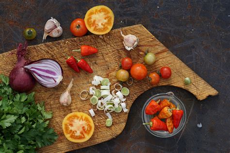 신선한 토마토 양파 마늘 파 슬 리 그리고 철 Backgrownd에 나무 보드에 칠레 소박한 스타일입니다 건강한 생활방식에 대한 스톡 사진 및 기타 이미지 Istock