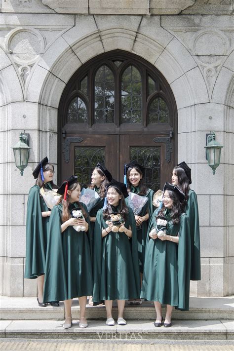 포토 이화여대 학위복 입고 기념촬영하는 학생들