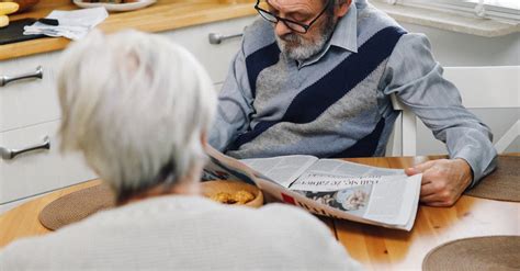 가전 제품 가정 생활 가정 환경 가정의 가족 결혼 생활 고요한 고요함 남자 노년 노부부 노인 노후 계획 놀다 늙은 단란함 독서 습관 독서하는