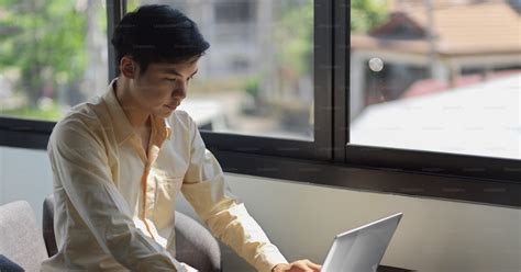 사무실에서 노트북 컴퓨터를 사용하는 동안 프로젝트를 진행하는 젊은 성공적인 사업가 사진 Unsplash의 태국 이미지