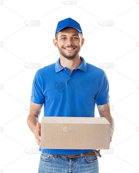 微笑的快递员拿着包裹盒子