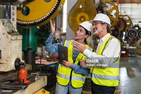 프로젝트 관리자와 엔지니어는 공작물을 검사하고 공장의 제품 및 안전에 대한 표준 및 안전성을 확인합니다 기술자와 여성 노동자가