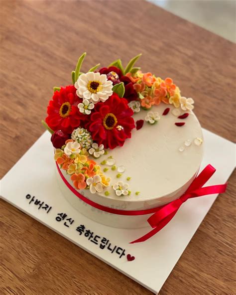 고율당 창원떡케이크 상표출원중 풍성 크레센트 거베라 디자인 2호 입니다 빨간 레드로 하고 싶으신데 촌스럽지않은 레드로 원하셨어요 아버지 생신이시라 핑크보다는 검붉은