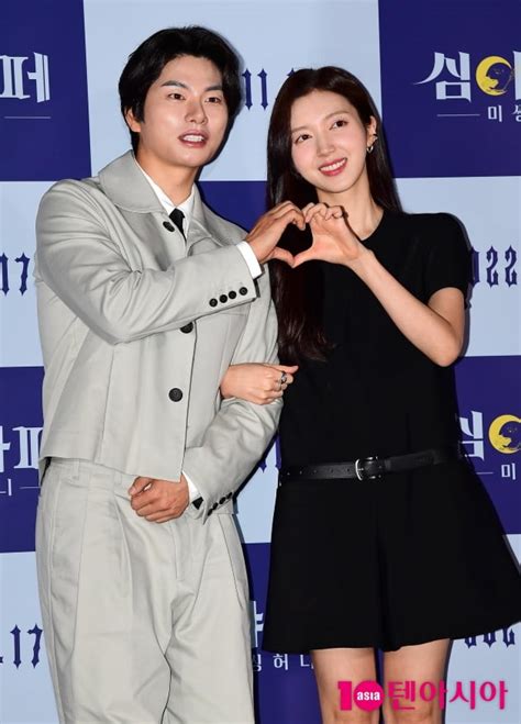 TEN 포토 이이경채서진 둘이 하나로 만든 하트 텐아시아