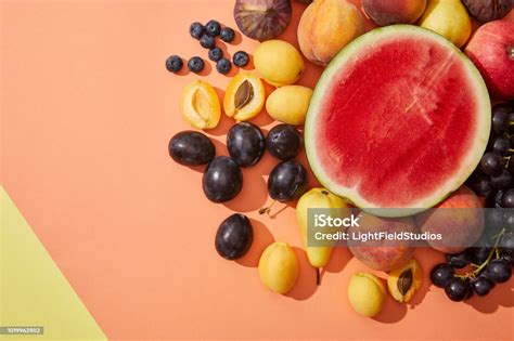 빨간색 배경에 다양 한 신선한 익은 달콤한 과일의 상위 뷰 0명에 대한 스톡 사진 및 기타 이미지 0명 건강한 식생활 과일 Istock