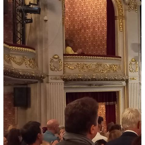 Деси Радева сама на театър гледа премиерата на Орфей в Народния