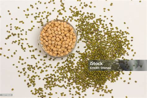 병아리콩과 녹두 콩 흰색 배경에 천연 단백질 비타민 및 미네랄의 공급원 0명에 대한 스톡 사진 및 기타 이미지 0명 개념 건강한 생활방식 Istock