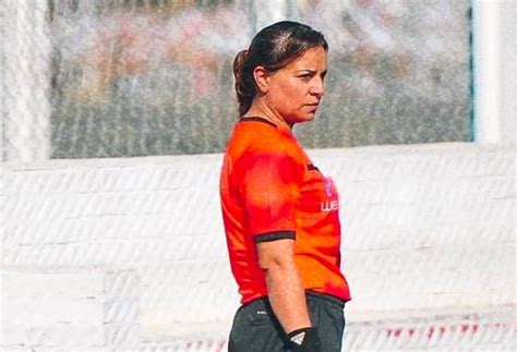 رسميًا منى عطا الله تعلن اعتزال تحكيم كرة القدم بعد 26 عامًا في