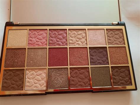 Палитра теней Revolution — цена 210 грн в каталоге Тени для век Купить товары для красоты и