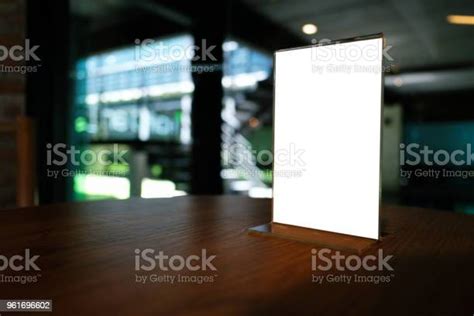 레스토랑 카페 바에서 나무 테이블에 메뉴 프레임 서를 비웃는 다 텍스트를 위한 공간입니다 0명에 대한 스톡 사진 및 기타 이미지 Istock