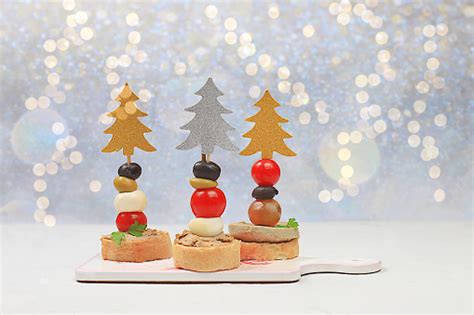 크리스마스와 새해 요리 축제 테이블을위한 간식 세트 대리석 테이블에 토마토 페이트 모짜렐라 치즈 포도 올리브 블랙 올리브 포도 카나페 선택적 초점 새해에 대한 스톡 사진 및