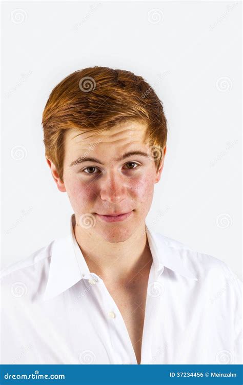 Портрет предназначенного для подростков мальчика с красными волосами в студии Стоковое Фото