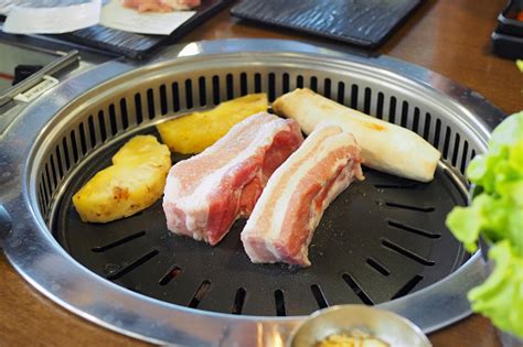 한국식 그릴 돼지 고기 배꼽 바베큐 트렌디 한 한국 바베큐 요리 신선한 야채와 디핑 소스와 함께 제공됩니다 감자 요리에 대한 스톡 사진 및 기타 이미지 Istock