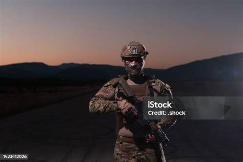 비오는 밤에 위험한 임무를 수행하는 돌격 소총 플레이트 캐리어 및 전투 헬멧을 갖춘 전투 유니폼을 입은 육군 병사 25 29세에 대한 스톡 사진 및 기타 이미지 Istock