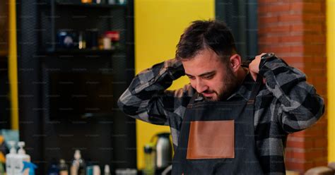 미용실 앞에 서 있는 남자 사진 Unsplash의 앞치마 이미지