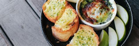 Garlic Bread Calories How Many Are In Each Slice Full Breakdown