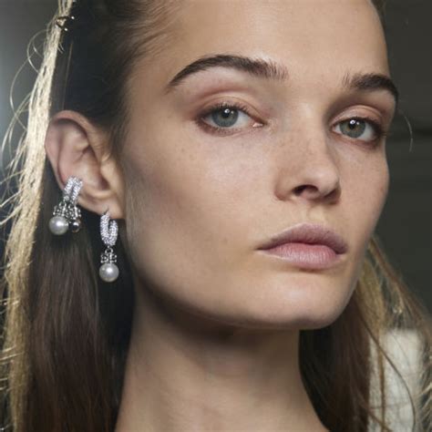 أفضل مستحضرات غسول الوجه لموسم الصيف لبشرة مشرقة مجلة هي