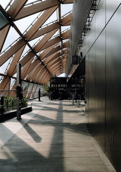 걷고 있는 공항 도시의 사람 수직 쐈어 여행 일몰 창문 터미널 햇빛에 관한 무료 스톡 사진