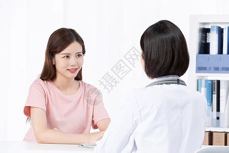 医生门诊室为女性患者问诊高清图片下载 正版图片501673221 摄图网