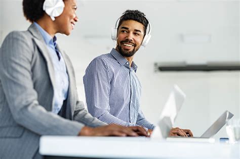 사무실에서 노트북에서 작업 하는 헤드폰아프리카 계 미국인 비즈니스 사람들 헤드폰에 대한 스톡 사진 및 기타 이미지 헤드폰 사무실 노트북 Istock
