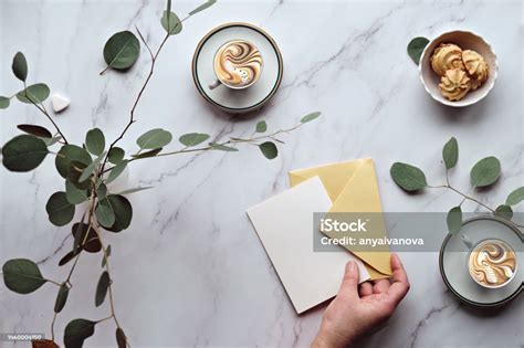 인사말 카드 모형 배경입니다 민트 녹색 우편 봉투 빈 흰색 카드 펜 및 사무실 문구 돌에 유칼립투스 나뭇 가지 오버 헤드보기 복사 공간 텍스트 장소 글자 우아에 대한 스톡