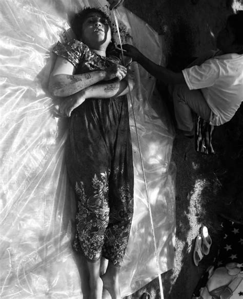 សាហាវណាស់ បុរសម្នាក់ខឹងនិយាយដៀមដាមថា ខ្លួនជួញដូរគ្រឿងញៀន ទាញកាំបិតផ្គាក់កាប់ជាច្រើនកាំបិត