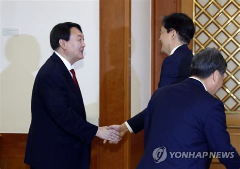 악수하는 윤석열 신임 검찰총장과 조국 민정수석 연합뉴스