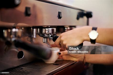 에스프레소 음료 과정 또는 소규모 사업체의 상점 서비스를 위한 커피 머신의 손 여성 또는 바리스타 레스토랑 스타트업 카페 또는