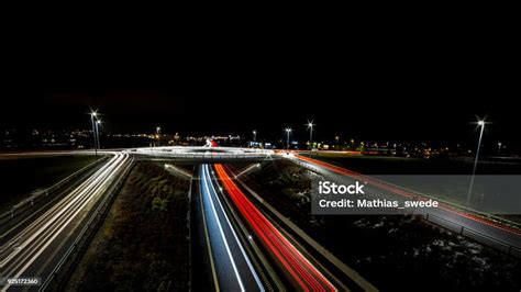 로터리와 길가 옆을 통과 하는 자동차에 대 한 빛을 산책로 0명에 대한 스톡 사진 및 기타 이미지 0명 거리 고속도로 Istock