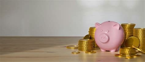 3d 렌더링 돈 절약 개념 흐릿한 배경에 복사 공간이 있는 흰색 책상에 분홍색 돼지 저금통 및 동전 3d 그림 사진 Unsplash의 경제 이미지