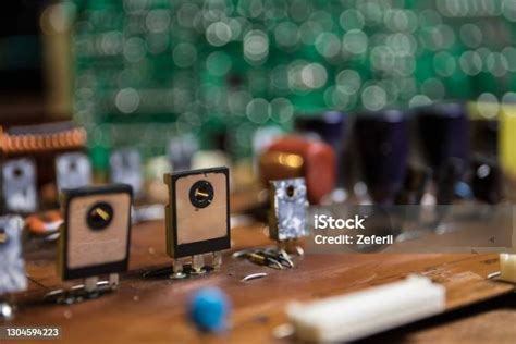 전자 마이크로 회로의 양식에 일치시키는 사진 마이크로 회로 연락처 전자 제품 마더 보드 검은 색 배경 전자 기기의 매크로 사진 Cpu에 대한 스톡 사진 및 기타 이미지