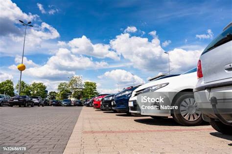 주차 공간을 임대하십시오 지하 도시 차고에있는 주차장 주차 공간 빈 도로 아스팔트 배경 주차 공간 검색 주차 공간 없음 자동차 대리점에 대한 스톡 사진 및 기타 이미지