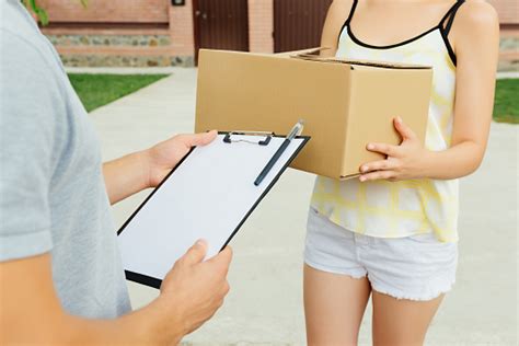 클립보드를 들고 배달 맨에서 상자를 받는 여자의 클로즈업 보기 야외 배달 개념입니다 나름에 대한 스톡 사진 및 기타 이미지 나름 남자 받기 Istock