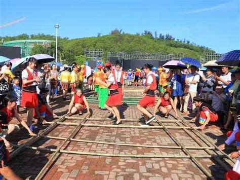 实拍海南黎族苗族过三月三，万人同跳竹竿舞