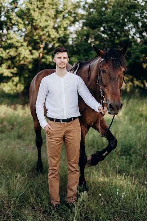 마을에서 갈색 말과 함께 산책에 흰 셔츠에 남자 사진 배경 및 무료 다운로드를위한 그림 Pngtree