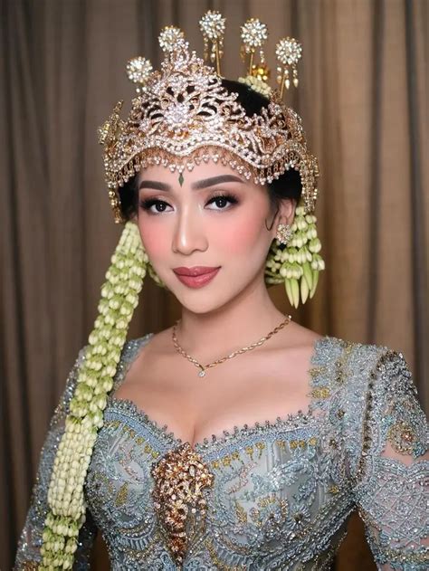 Potret Para Selebriti Kenakan Kebaya Sunda Modern Di Acara