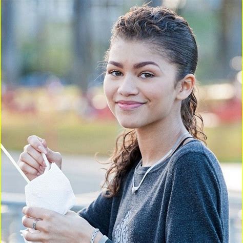 Zendaya Updates Off On Instagram News Zendaya Has This