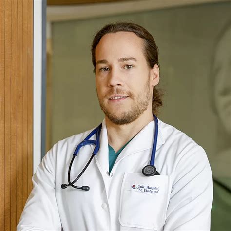 Кардиологът д р Стоян Стефанов “Време е за час по здравна култура в училище” Университетска