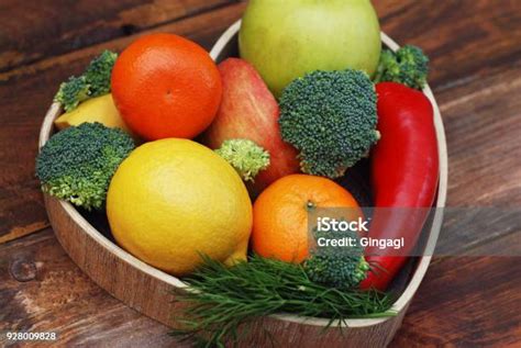 마음에 야채와 과일 나무 상자 모양 브로콜리 사과 고추 귤 나무 배경 위에 배너입니다 건강 식품 복사 공간 개념입니다 감귤에