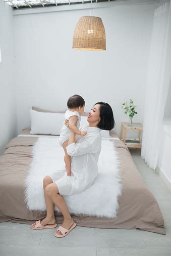 행복한 가족 어머니와 아기 딸 놀이 포옹 집에서 침대에서 키스 가족에 대한 스톡 사진 및 기타 이미지 가족 건강한 생활방식 귀여운 Istock