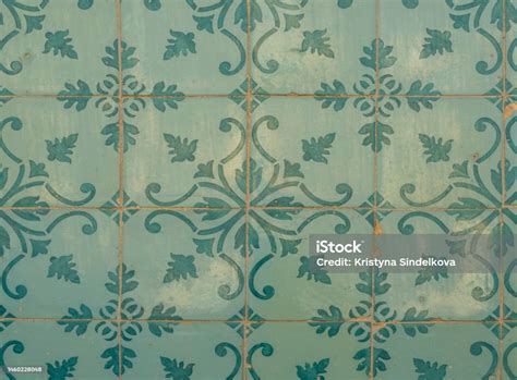 포르투갈 리스본의 오래된 주택 외관에서 그린 세라믹 타일 포르투갈 전통 Azulejos 장식 예술적 디자인 배경 창조적 인 질감 표면 0명에 대한 스톡 사진 및 기타 이미지