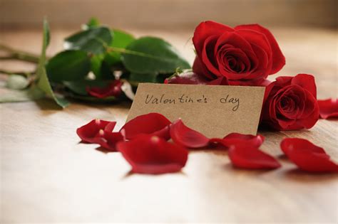 나무 테이블에 꽃잎이 달린 세 개의 빨간 장미와 발렌타인 데이를 위한 종이 카드 3 명에 대한 스톡 사진 및 기타 이미지 3 명 갈색 공예 Istock