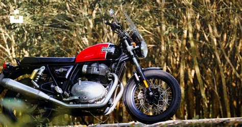 들판에 주차된 빨간색과 검은색 오토바이 사진 Unsplash의 무료 식물 이미지