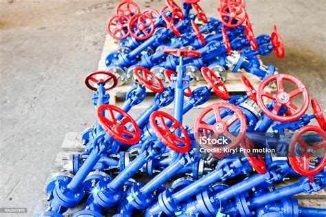 많은 새로운 작은 철 금속 차단 밸브 파이프라인 단위 정유 석유 화학 화학 산업 공장 기업에서 선박에 설치를 위한 플랜지 밸브를 조절 0명에 대한 스톡 사진 및 기타 이미지