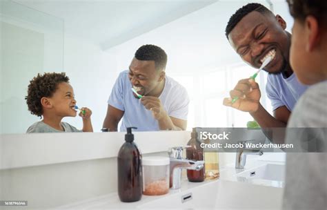 치과 위생 아버지와 아들의 양치질 아침 일과 미소로 욕실에서의 건강 사랑 아빠와 소년 구강 건강 행복과 자기 관리로 구강 청소 및 아동 발달 25 29세에 대한 스톡 사진
