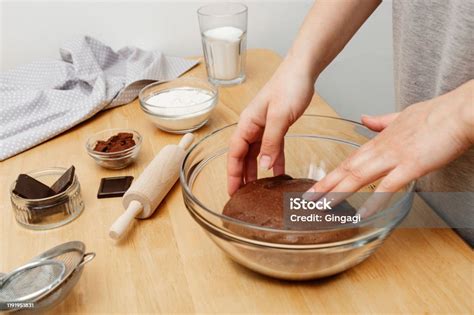 집에서 쿠키를 요리하기 위해 집에서 생 초콜릿 반죽을 반죽하는 여성의 손을 닫습니다 가정 주방에 대한 스톡 사진 및 기타 이미지